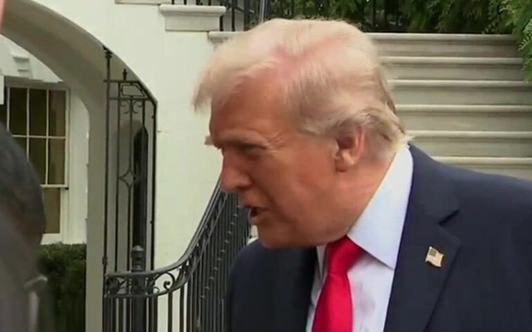 Trump clashes with reporter over crime crackdown in Chicago - Crankers.com